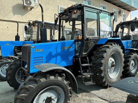 Traktor MTZ Belarus 892.2 sotiladi boʻlib toʻlashga ham beriladi