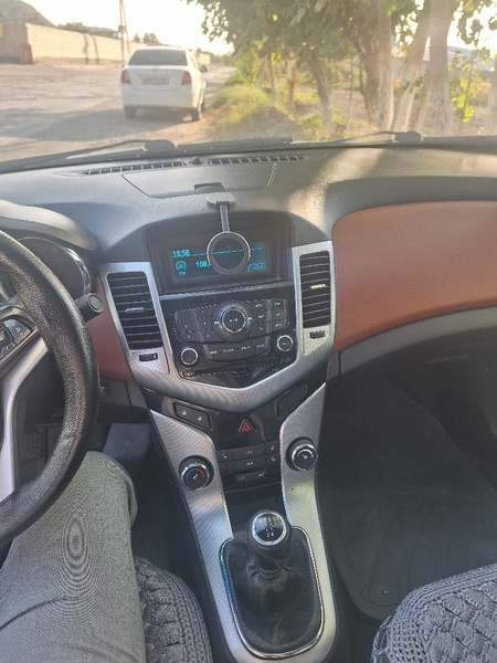 Lacetti Cruze sotiladi