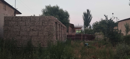 HOVLI SOTILADI 3 xona tugallanmagan uyi bilan