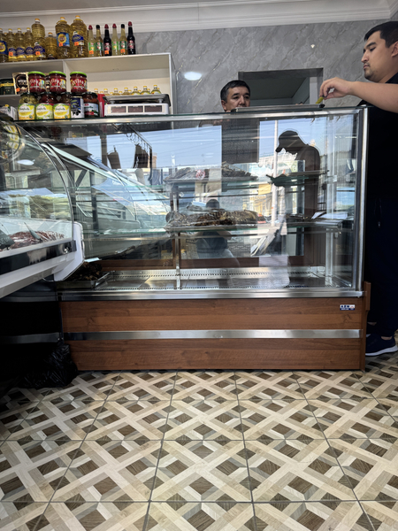 Продается витринный холодильник