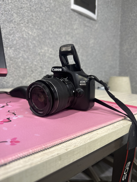 Canon eos 4000d.