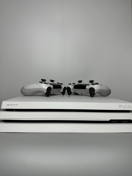 Sony Playstation 4 PRO 1 TБ c 4K HDR, 2оригинал джойстик.