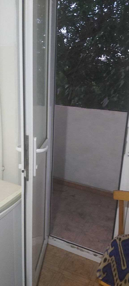 1 xonali kvartira novza metro yaqinida oilaga beriladi