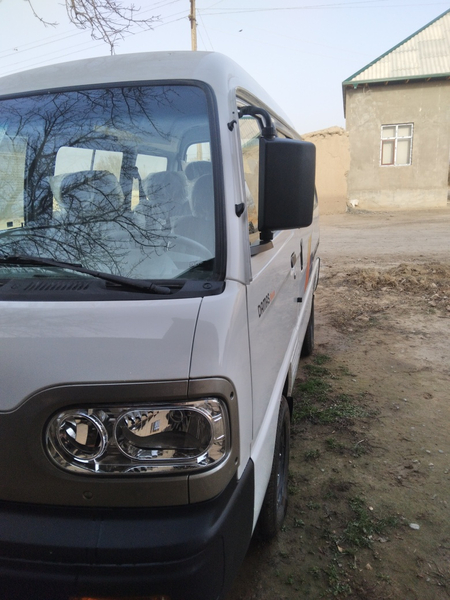 Chevrolet-Damas 2 mexanika Deluxe. Yoqilg'i turi-benzin Rangi oq