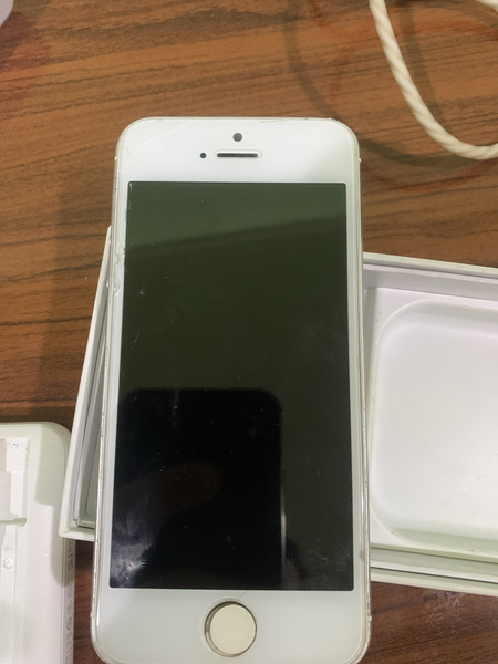 Iphone 5  sotiladi steklosi singan