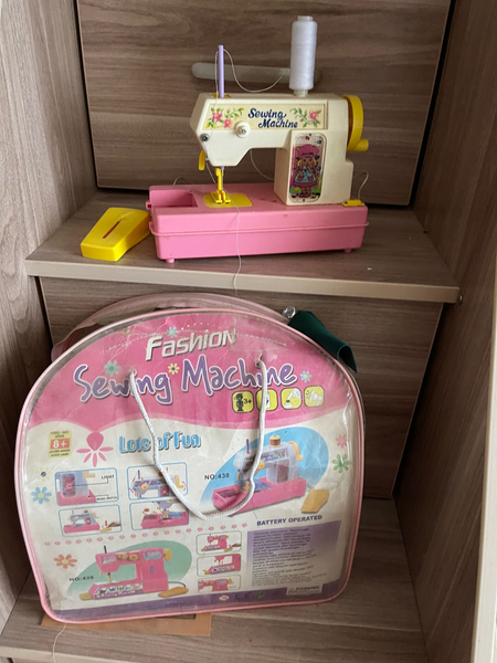 Продам детскую игрушечную швейную машинку