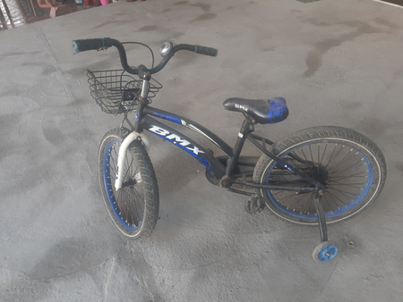 Velosiped sotiladi holati zo'r. Qiz bola mingan. Akkuratno minilgan...