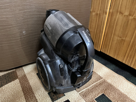 Контейнерный пылесос с технологией Cyclone Force 2100W Б/У.