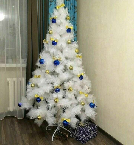 Все украшения к новому году в большом ассортименте.