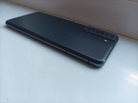 Samsung S21 5G sotiladi holati zo'r aybi yo'q ishlashi zo'r.