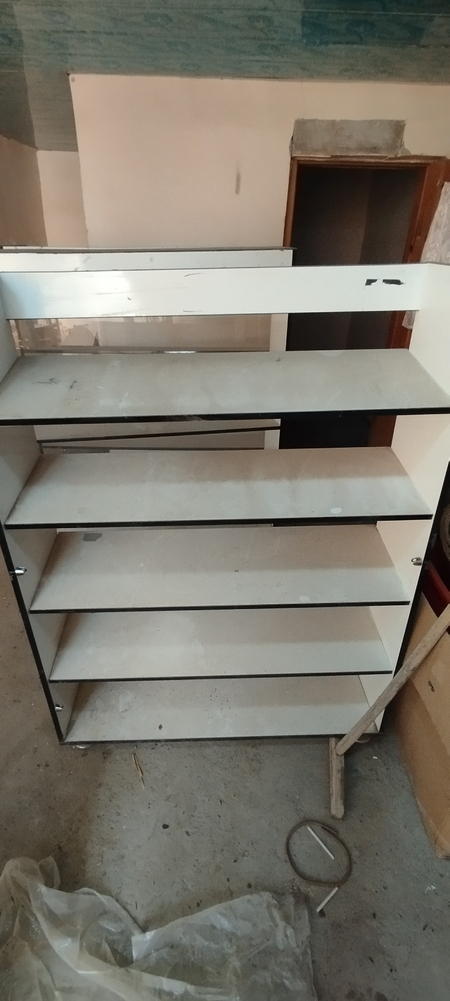 Mebel Vitrina sotiladi srochna