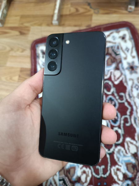 Samsung s22.        ..