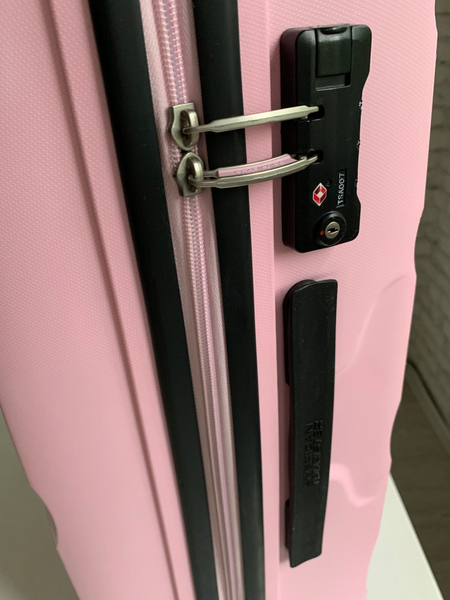 Чемодан на колесах American Tourister размер M 57,5 литров