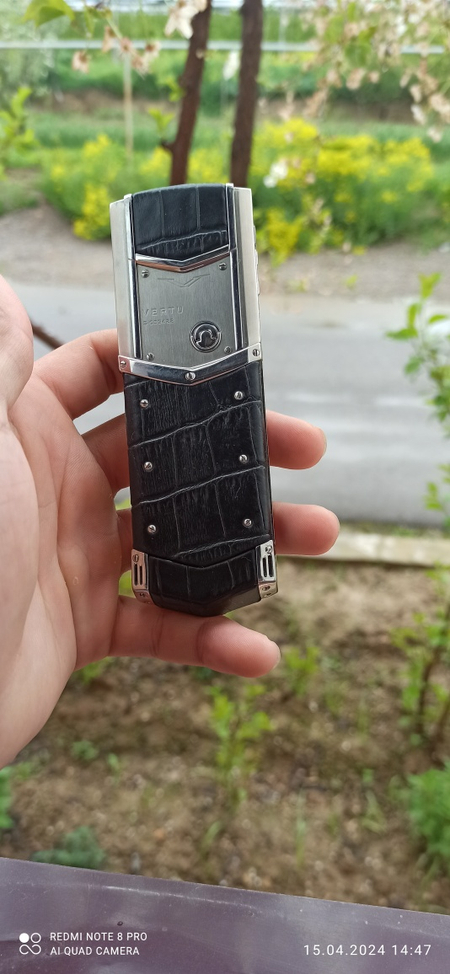 Vertu Singature.