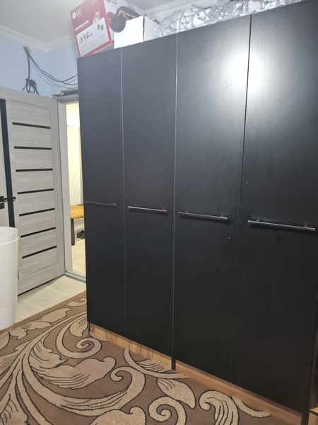 Продаётся 3 комнатная квартира, 4 микрорайон, 4 этажного дома,1 этаж.