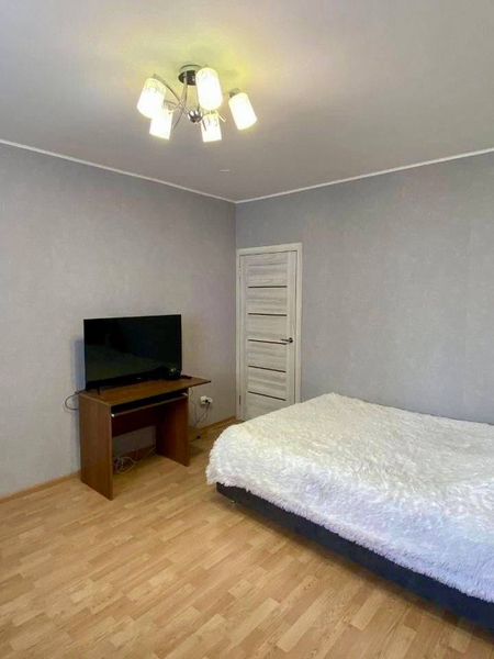 сдам срочно квартиру на рисовом 2х комнатная 300$