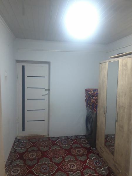 Чилонзор Жахон тиллари унвер. ёнида  1 ханали 2 каватда кв. сотилади