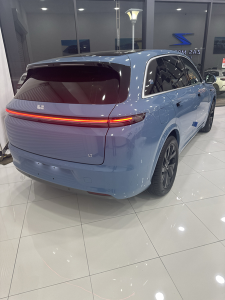 Li 7. Max. Parogi bor oq salon