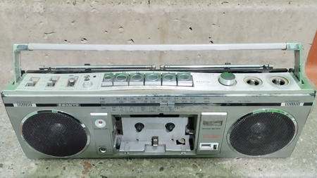 Продаю магнитофон SANYO.