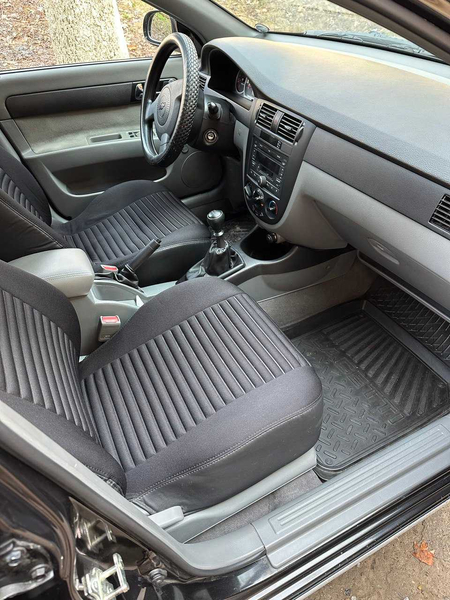 продается Lacetti ,мотор-1,8.
