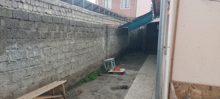 Продаётся участок 1.5 соток в Мирабатском районе (рядом с Аэропортом )