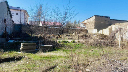 Участка сотилади тезда 13,5 сотик Чархин маркази