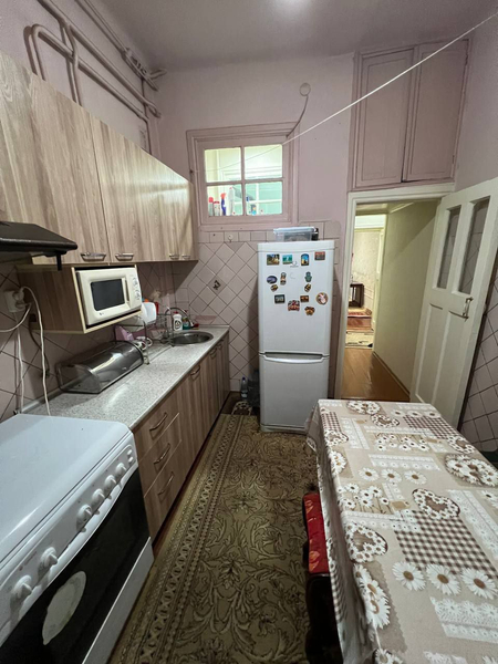 .Продам 3комнатную на Лабзаке с обстановкой подевроремонт 3этаж 70+м2.