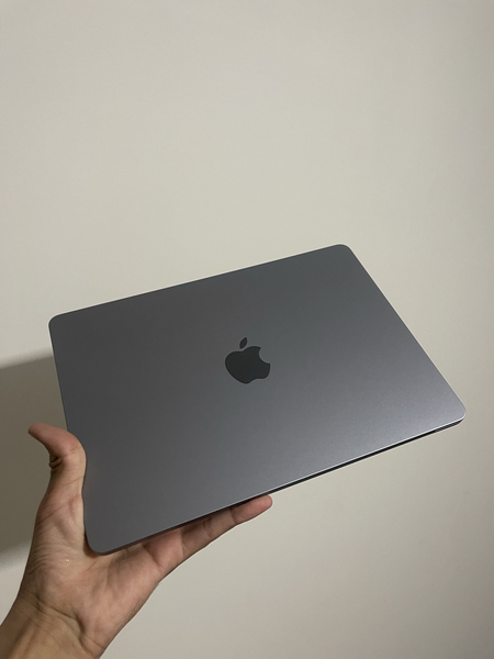 Macbook air 2022 M2 chipli srochniy sotiladi!