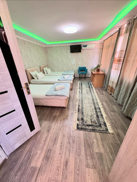 Hotel labi hovuz yonida