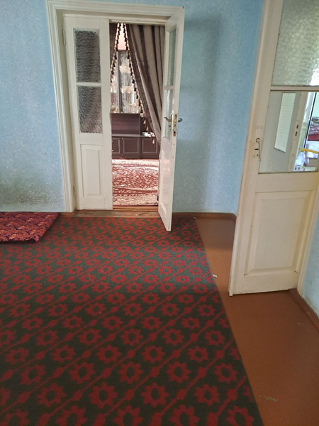 Olmaliq shahar Stariy bazar hududida joylashgan katta hovli sotiladi