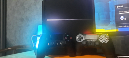 Продам Sony PlayStation 4 ,2 геймпада