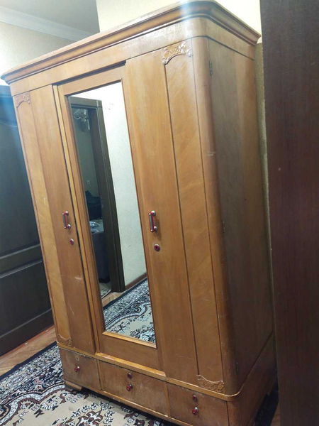 Продается большой качественный деревянный шифоньер советского периода