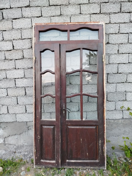 Tahta eshik va romlar