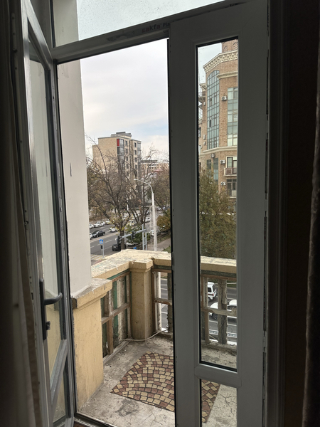 Просторная 2-комнатная сталинка с высокими потолками в центре города