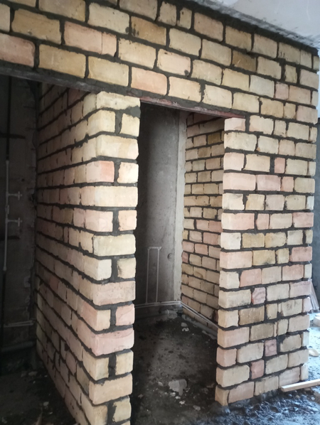 Кирпичная кладка на балконе стен перегородока