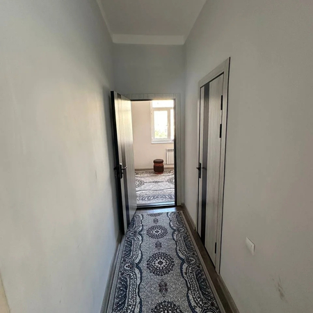 8 mkr da joylashgan 2 xonalik 2 qavatdagi 55 kv lik kvartira tez sotil