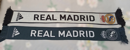 Фирменные шарфы с логотипом Real Madrid.