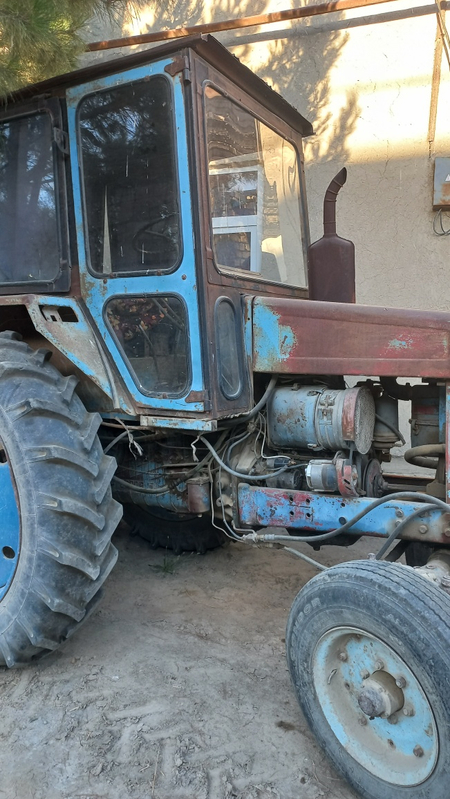 Traktor va prisep sotiladi