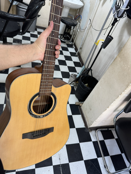 Gitara sotiladi