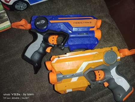 Отдам два пистолета nerf-книжку про танки машинку робот и карточки
