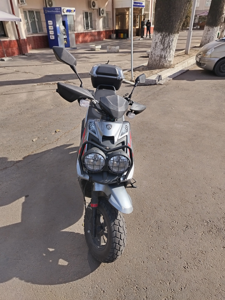 Minion skutr benzinli xolati ideal 1400 km yurga