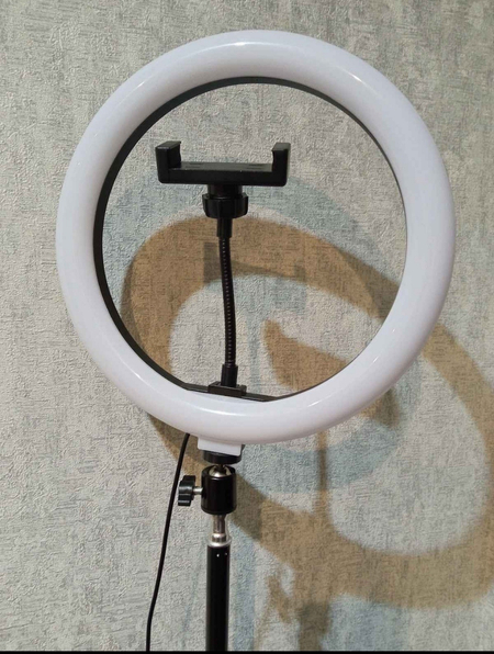 Selfi halqasi RGBb LED chiroq, tripod bilan diametri 26 sm  skidka