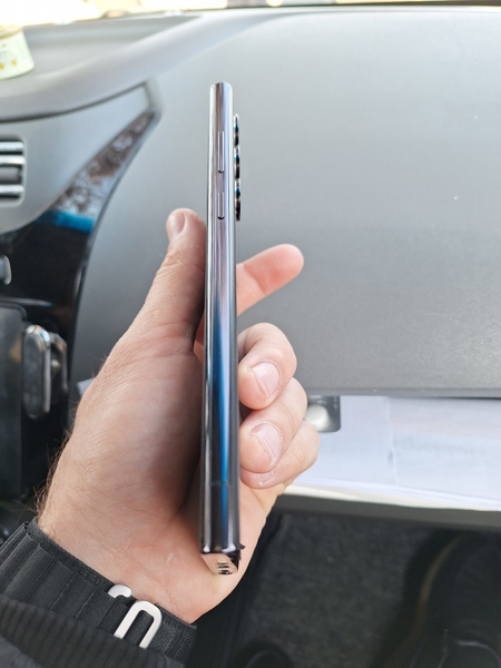 Srochna telefon sotiladi