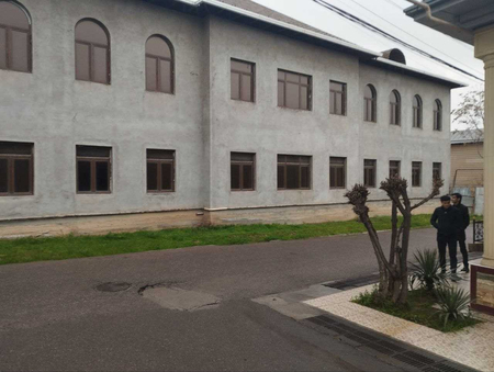 Продается дом-коробка на берегу реку Бозсу. 19 соток.