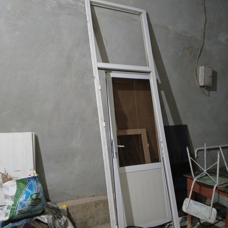 Akfa rom va eshig darvoza xonaga quysayam buladi hama nasasi bor oynas