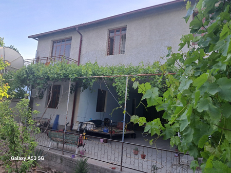 Ховли ижарага берилади,12та хонаси,2 та ошхона,4 та санузели бор.