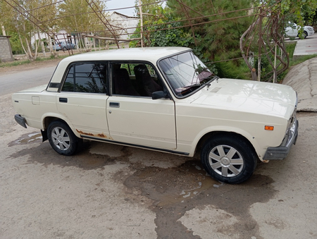 Vaz 2107 avtomobil