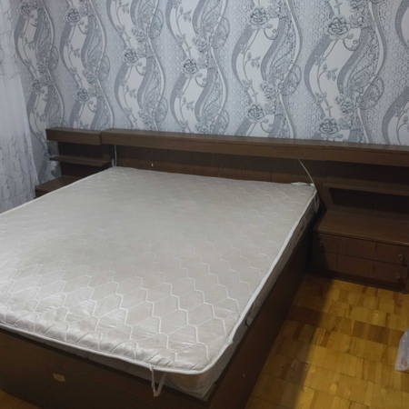 Двуспальная кровать в комплектации матраса и тумбочек