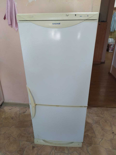 ПРОДАЁТСЯ холодильник Snaige.