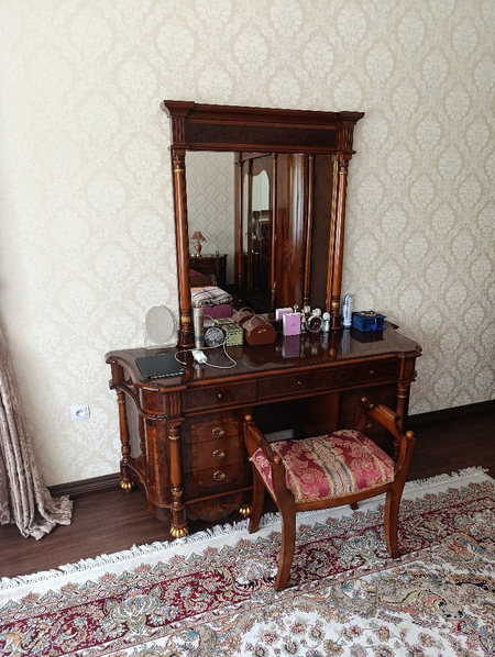 Продам спальный гарнитур из натурального дерева.